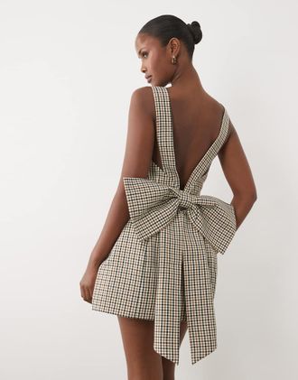 Asos tailliertes Minikleid mit Karomuster, Knopfdetail und Taschen-Braun