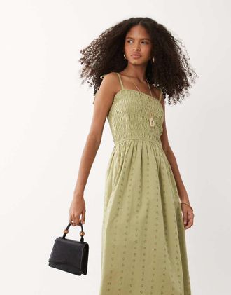 Miss Selfridge Maxikleid in Salbeigr&uuml;n mit Lochstickerei und Riemchentr&auml;gern