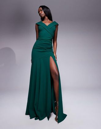 Goddiva Schulterfreies Maxikleid aus Kreppstoff in Scuba-Optik in Smaragdgr&uuml;n mit Schlitz vorne