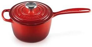 LE CREUSET Le Creuset Signature Stielkasserolle aus Gusseisen, Rund, Ø 16 cm, 1,2 l, Für alle Herdarten inkl. Induktion geeignet, 2,372 kg, Kirschrot, 2118116060