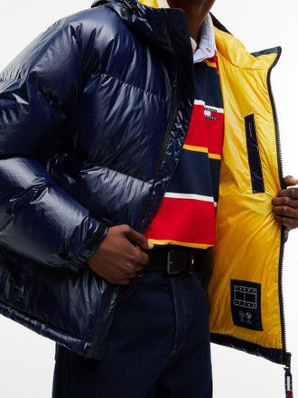 Tommy Jeans Daunenjacke TJM ALASKA OUTDOORS DOWN mit Daunenf&uuml;llung, leicht gl&auml;nzende Oberfl&auml;che