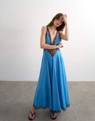 Topshop Maxikleid mit V-Ausschnitt, Slip-Stil und kontrastierender Spitze in Schokobraun in Kornblumenblau-Keine Farbe