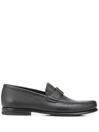 Ferragamo mocassins en cuir &agrave; logo grav&eacute; - Noir