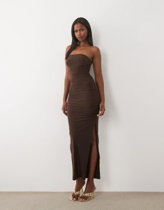 Missy Empire Missy Empire - Robe longue bandeau fronc&eacute;e et sculpt&eacute;e coupe moulante avec d&eacute;tail &agrave; la taille - Marron chocolat