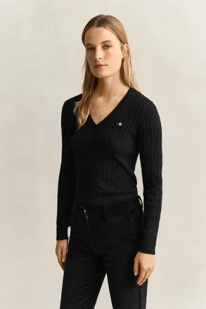 GANT Strickpullover STRETCH COTTON CABLE V-NECK mit Logostickerei auf der Brust