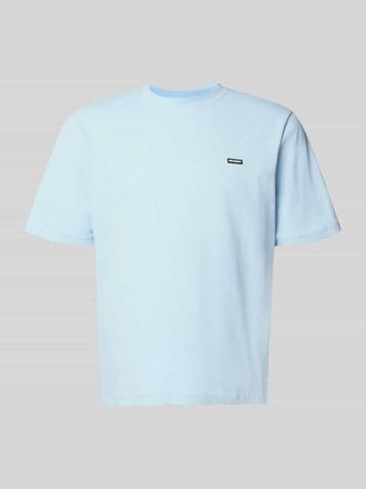 Review Basic T-Shirt mit kleinem Logo-Patch auf der Brust