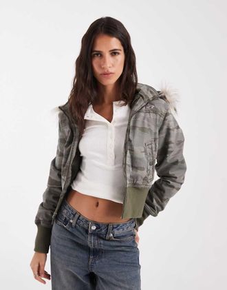 Hollister Cropped-Twill-Pufferjacke mit faux-fur-Kapuze in Khaki-Camouflage-Gr&uuml;n