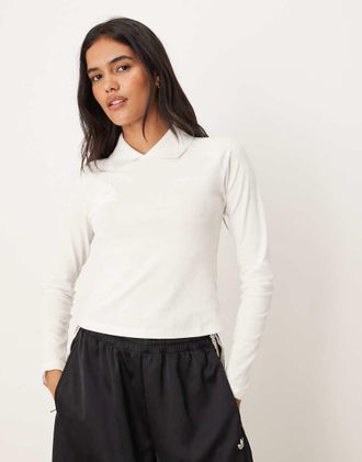 adidas Originals T-shirt &agrave; manches longues et &eacute;cusson logo - Blanc cass&eacute;