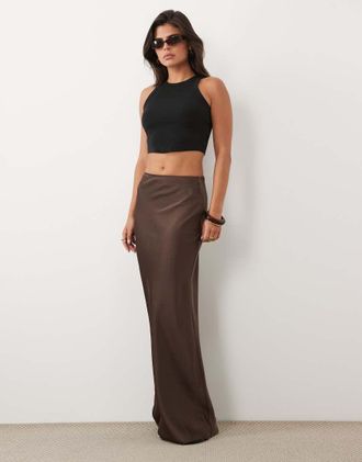 Pretty Lavish Breya jupe longue en satin chocolat-Marron
