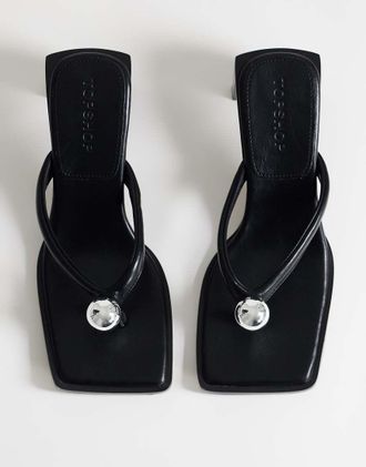 Topshop Nadeem - Zehenstegsandalen in Schwarz mit Metalldetail und mittelhohem Absatz
