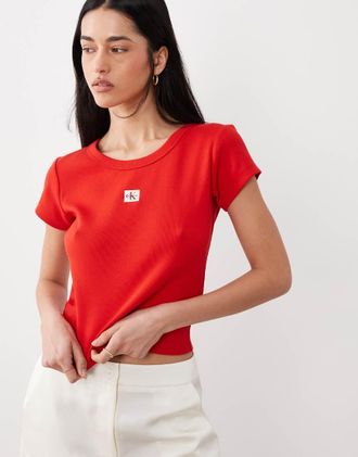 Calvin Klein Jeans Geripptes, knapp geschnittenes T-Shirt aus Webstoff in Rubinrot mit Logo