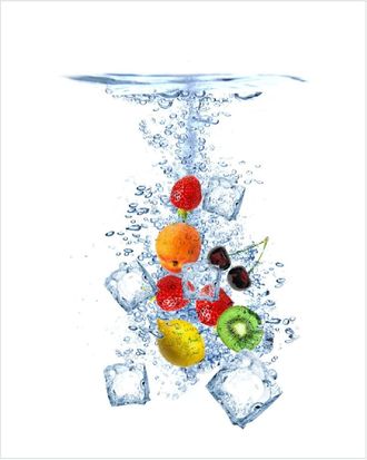 Wallario Poster - Obst-Eiswürfel-Mix im Wasser mit weißem Hintergrund in Premiumqualität, Größe: 40 x 50 cm