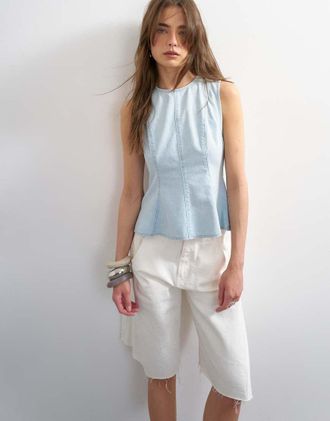 Topshop Top &agrave; basque en denim d&eacute;lav&eacute; &agrave; surpiq&ucirc;res-Bleu