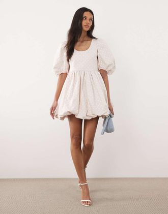 Sister Jane Sister Jane - Robe courte en jean &agrave; pois avec manches bouffantes et ourlet boule - Rose