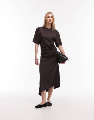 & Other Stories Robe mi-longue en jersey fronc&eacute; &agrave; ourlet asym&eacute;trique - Marron chocolat-Brown