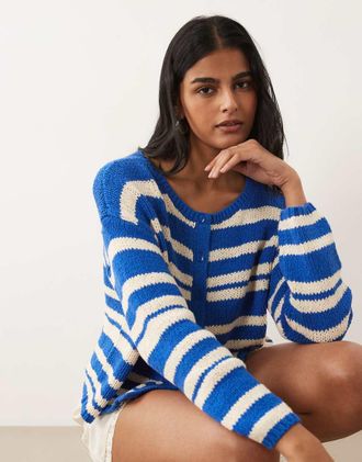 Abercrombie & Fitch Gilet court boutonn&eacute; en maille l&eacute;g&egrave;re &agrave; rayures - Blanc et bleu