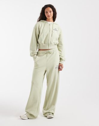 Nike Phoenix Fleece - Jogginghose in Khaki mit weitem Bein und hohem Bund-Gr&uuml;n