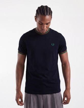 Fred Perry t-shirt &agrave; liser&eacute;s doubles bleu marine, camel et vert