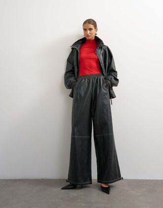 Topshop Co-ord Jogger aus Kunstleder mit Kontrastn&auml;hten in Schwarz