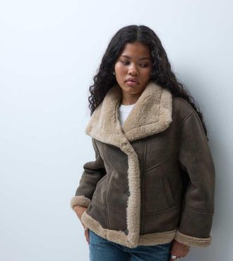 Asos Petite ASOS DESIGN Petite veste en peau retourn&eacute;e doubl&eacute;e imitation peau de mouton &agrave; col cascade, taupe-Marron