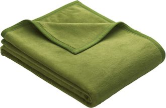Ibena Berlin Wolldecke 150x200 cm - Premium Kuscheldecke grün, hochwertige Markenqualität aus pflegeleichter Baumwollmischung mit eingenähtem Kunstlederpatc