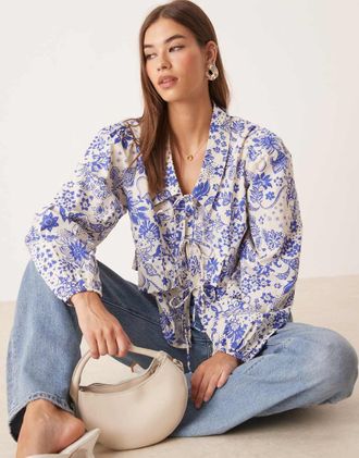 Vero Moda Top &agrave; imprim&eacute; fleurs et cachemire avec volants et liens devant - Bleu et blanc-Multicolore