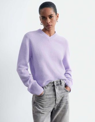 & Other Stories pull en maille &agrave; col V avec laine, lilas-VIOLET