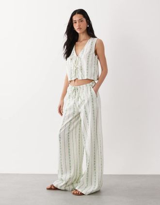 Nobody's Child Reese - Pantalon densemble ample en coton imprim&eacute; fleuri avec cordon de serrage - Cr&egrave;me/vert-Blanc