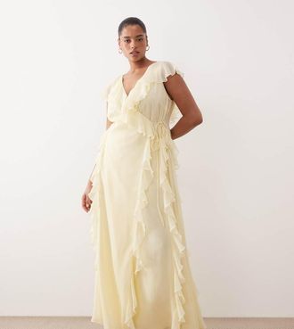 Asos Curve ASOS DESIGN Curve - Robe portefeuille longue pour demoiselle dhonneur avec volants - Jaune p&acirc;le
