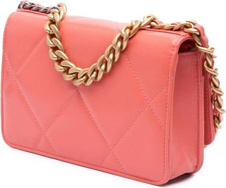 Chanel Hobo Bags - Quilted Lambskin 19 Wallet on Chain - Gr. unisize - in Gold - f&uuml;r Damen