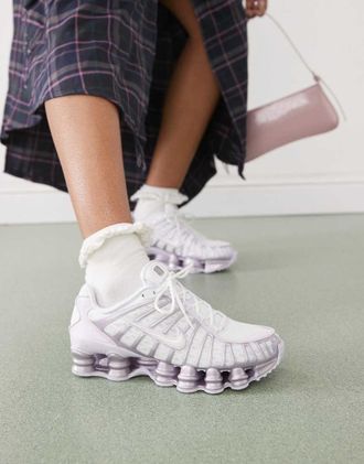 Nike Shox TL - Sneaker in Wei&szlig; und Flieder