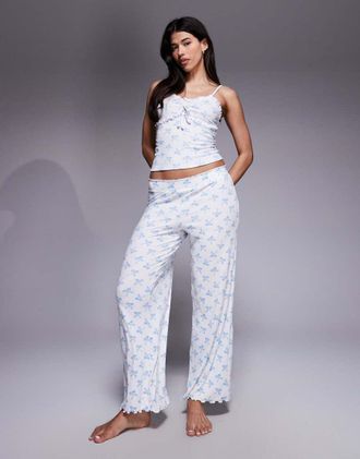 Boux Avenue Set in Taubenblau mit R&uuml;schen und Schleifenmuster, bestehend aus Camisole und Hose