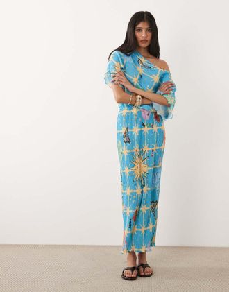 Never Fully Dressed Tilly - Schulterfreies, plissiertes Maxikleid in Blau mit Himmelsk&ouml;rper-Print