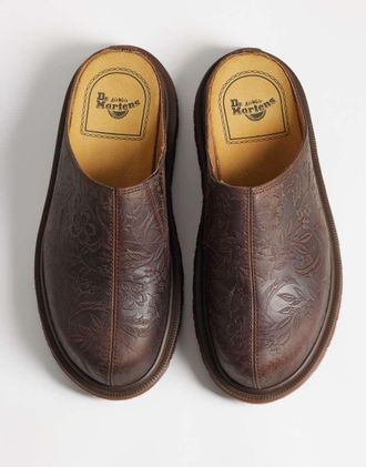 Dr. Martens San Mule mit gepr&auml;gtem Blumenmuster aus Crazy-Horse-Leder in Dunkelbraun