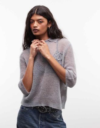 AllSaints Anabel polo en maille l&eacute;g&egrave;re avec logo et d&eacute;tails de couture en gris clair-Bleu