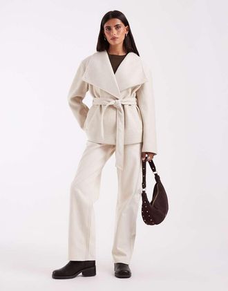 Vero Moda Jacke mit Stehkragen und G&uuml;rtel in Cremewei&szlig;