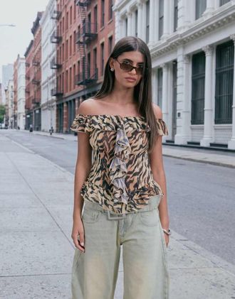 Lioness zeitloses Top mit Carmen-Ausschnitt und R&uuml;schen-Detail im Tigerprint-Multi