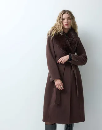 Forever New eleganter Longline-Mantel mit G&uuml;rtel und abnehmbarem Faux-Fur-Kragen in Schokobraun