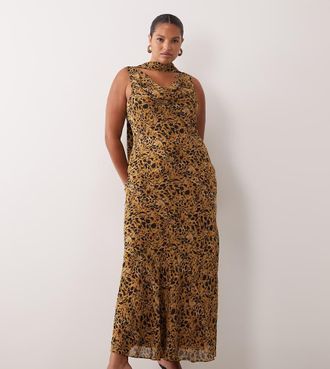Pretty Lavish Curve robe longue en mousseline &agrave; col b&eacute;nitier et d&eacute;tail &agrave; nouer, imprim&eacute; animal marron-Multi