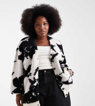 Asos Curve ASOS DESIGN Curve - Gilet boyfriend en maille bross&eacute;e &agrave; motif fleuri - Noir