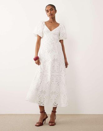 New Look Midikleid in Wei&szlig; mit Puff&auml;rmeln, Cutwork-Design und Bindedetail am R&uuml;cken