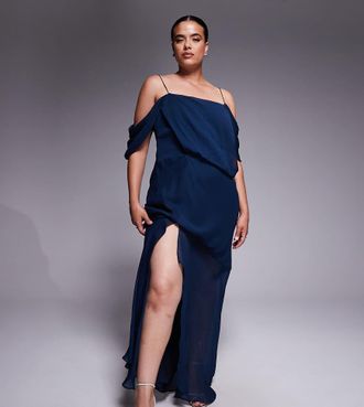 Asos Curve ASOS DESIGN Curve - Robe longue drapée sur le devant en mousseline - Bleu marine