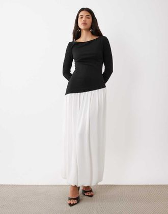 Daska robe longue monochrome &agrave; col bateau, asym&eacute;trique et taille basse-Noir