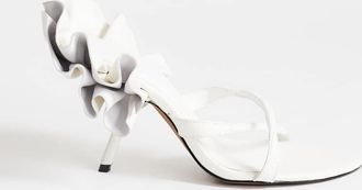 Topshop Ophelia Sandale aus echtem Leder mit Absatz und R&uuml;sche in Wei&szlig;