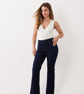 Good American Petite - Good Legs - Schlagjeans in dunkelblauer Waschung-Navy