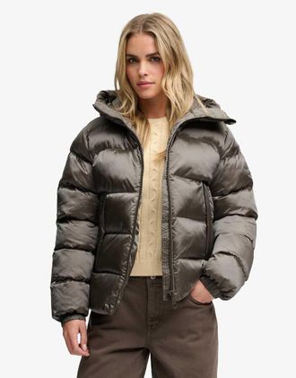 Superdry Pufferjacke mit Kapuze in gl&auml;nzendem dunklem Khaki-Gr&uuml;n