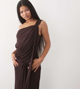 Tfnc Petite flie&szlig;endes Maxikleid mit schulterfreiem Ausschnitt, Knotendetail und Drapierung in Schokobraun