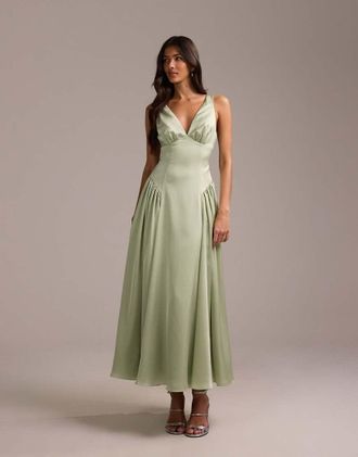 Asos Robe mi-longue de demoiselle dhonneur en satin avec taille basse et d&eacute;collet&eacute; plongeant - Vert sauge