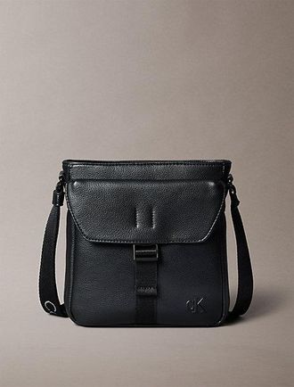 Calvin Klein Crossover-flugtasche Mit Genarbtem Logo-riemen - Black / White Webbing - Herren - Einheitsgr&ouml;&szlig;e