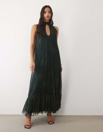 Lace & Beads robe longue trap&egrave;ze en tulle avec col choker, d&eacute;coupe goutte deau, imprim&eacute; fleuri vert fonc&eacute;